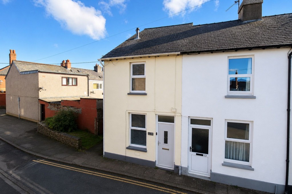 Brecon, Powys, 3 bedroom, End of Terrace House